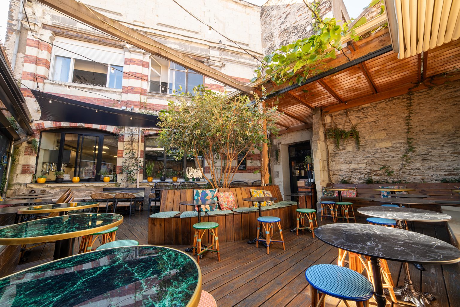 Bar et restaurant en plein cœur de la ville d'Angers. - La Cour