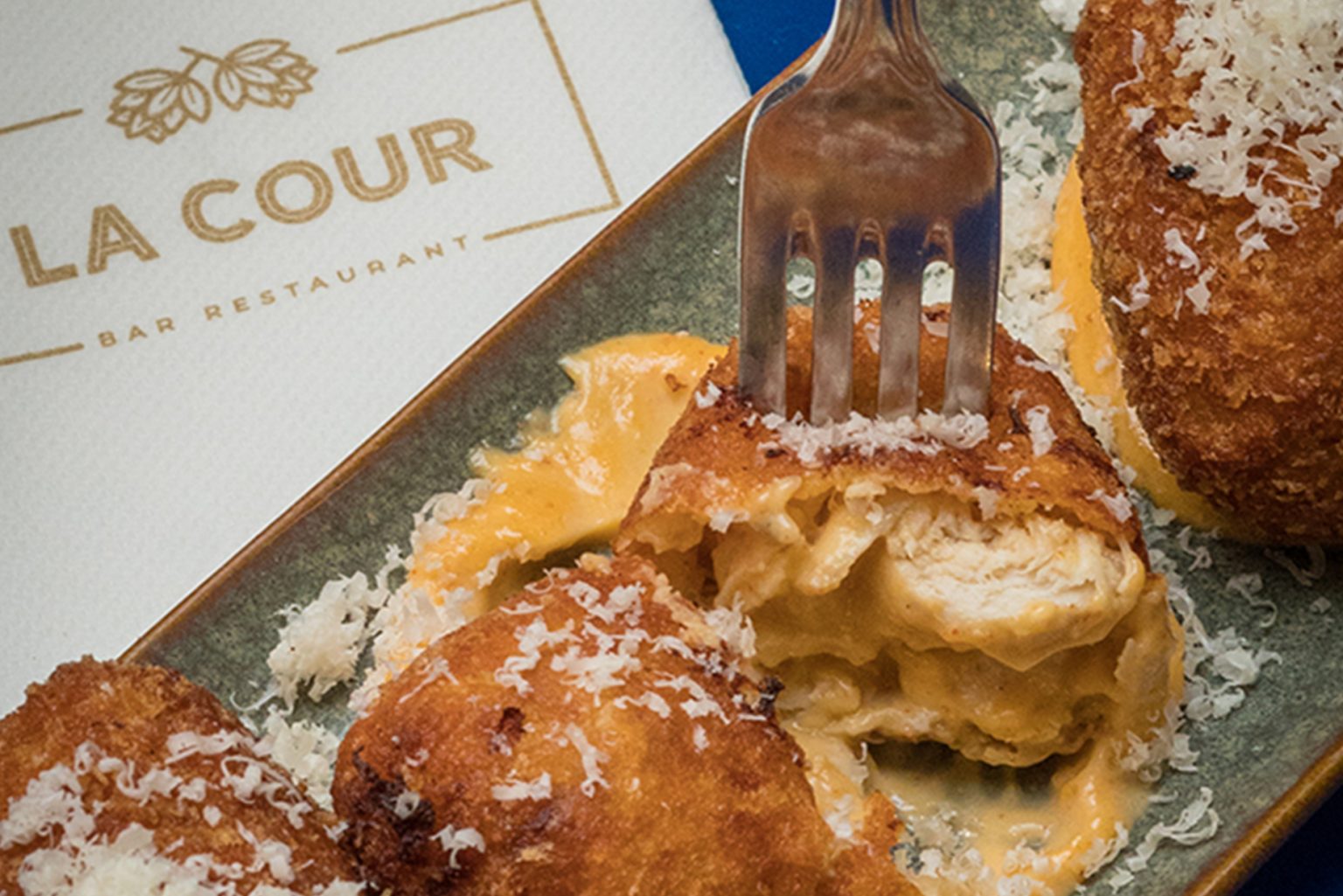 Bar et restaurant en plein cœur de la ville d'Angers. - La Cour